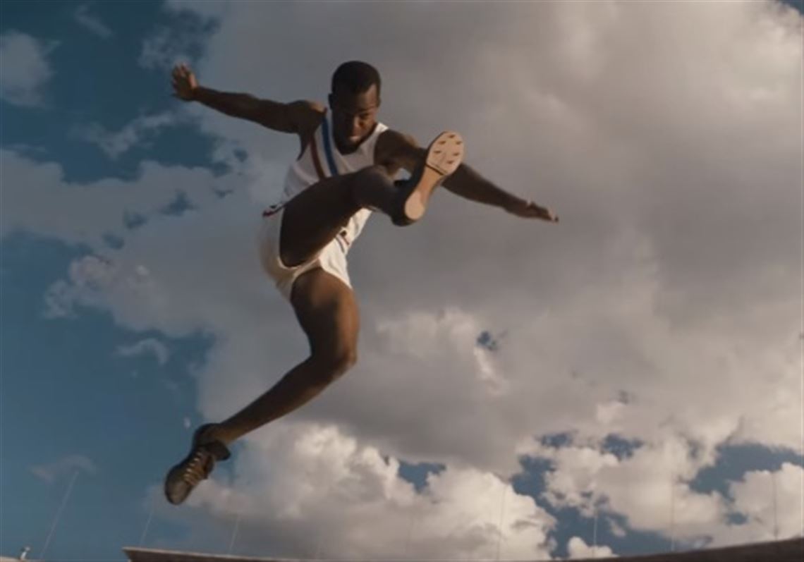 Movie review: 'Race' tells the triumphant story of Olympian Jesse Owens ...