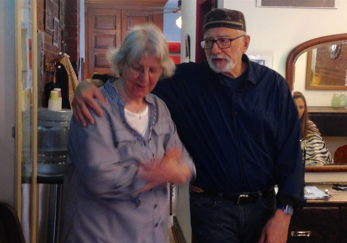 Walkabout: Hugs and last haircuts at longtime Oakland salon ...