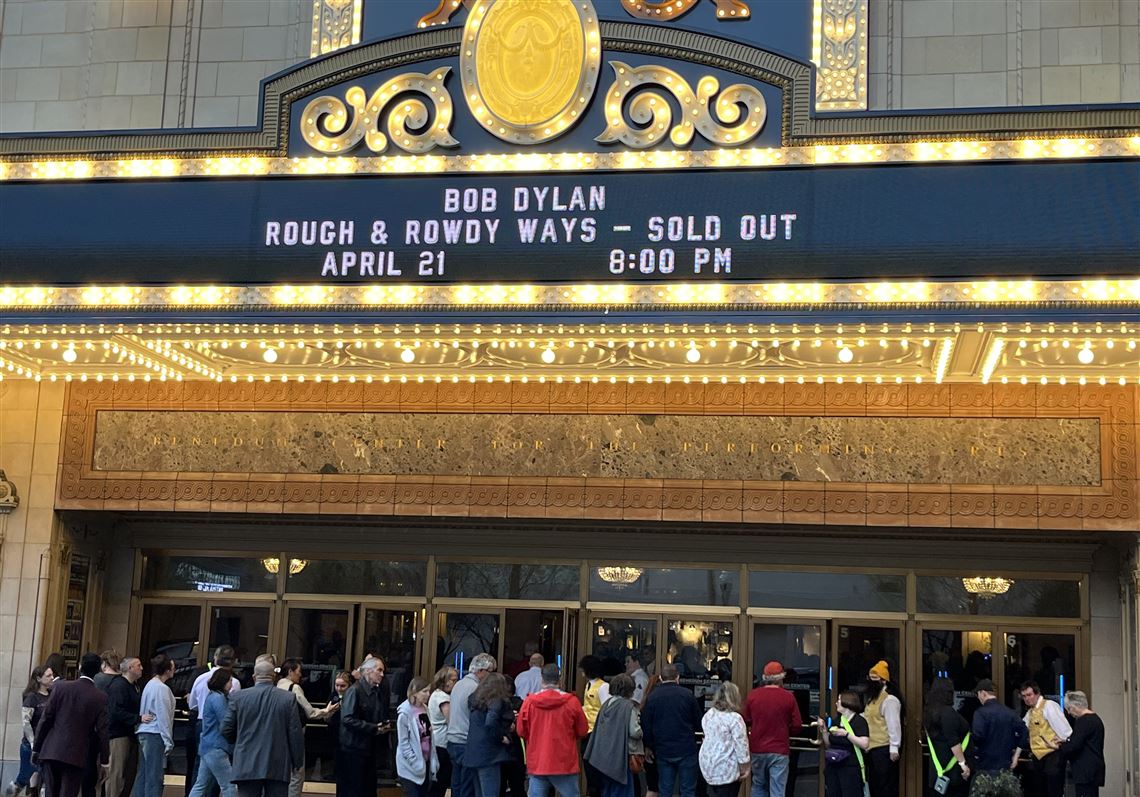 Review: Bob Dylan show is a piece of Rough and Rowdy cabaret in ...