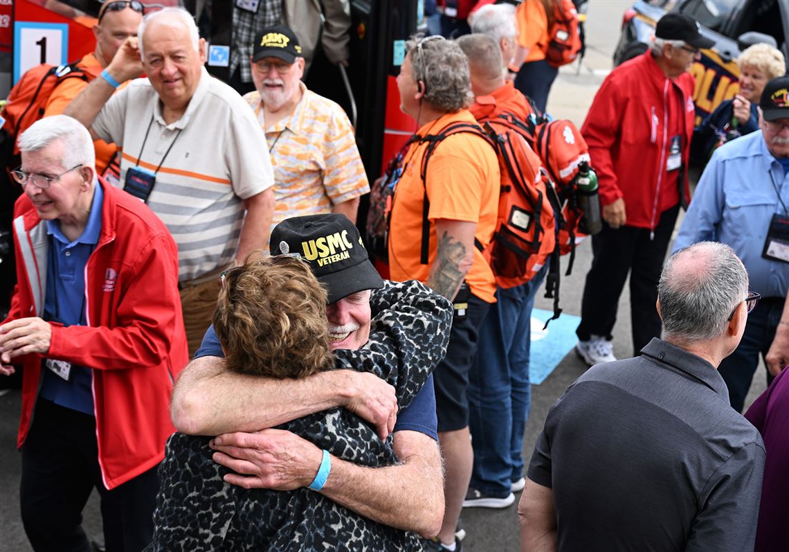 More than 400 veterans headed to Washington are greeted by cheers and ...