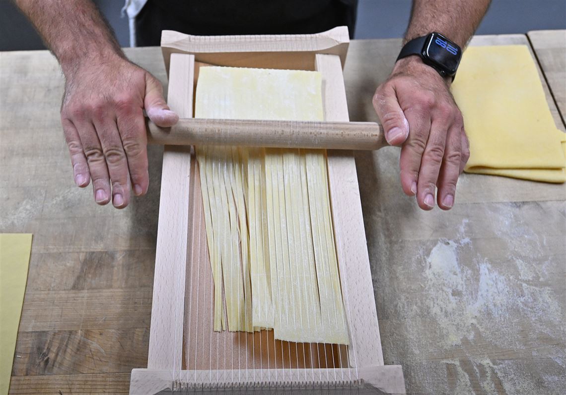 How to make square-cut spaghetti with a chitarra, an ancient tool from ...